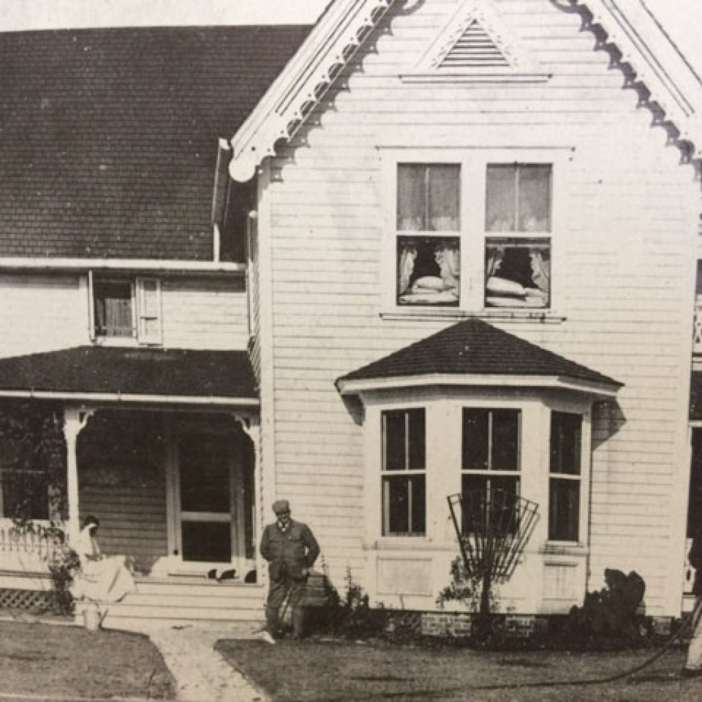 Leonard Reid arrived in Sarasota - New Town Alive